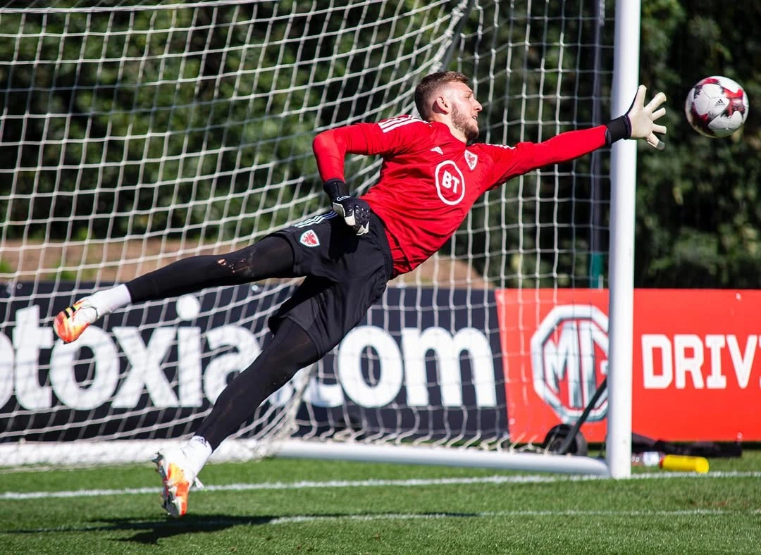 Manuver Transfer Cadas Persib Bandung dengan Adam Przybek: Kiper Muda ...