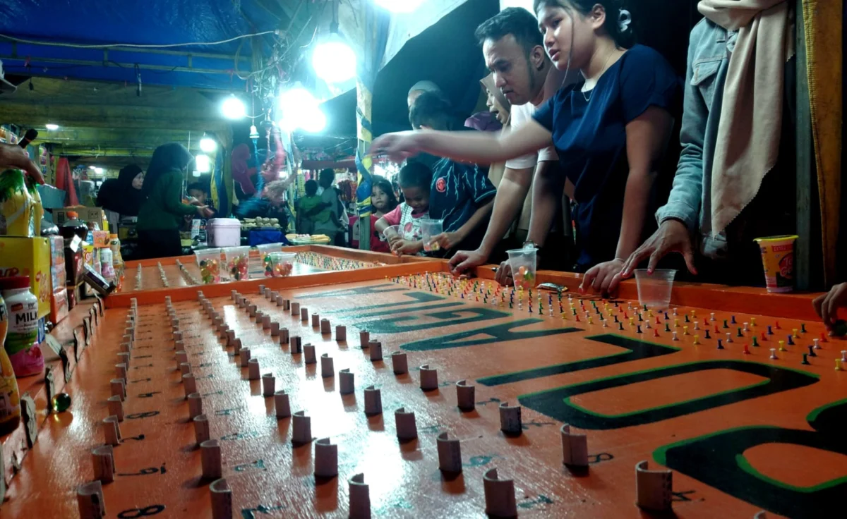 Permainan Bola Gila Diduga “Judi” di Pasar Malam Harjamukti Cirebon ...