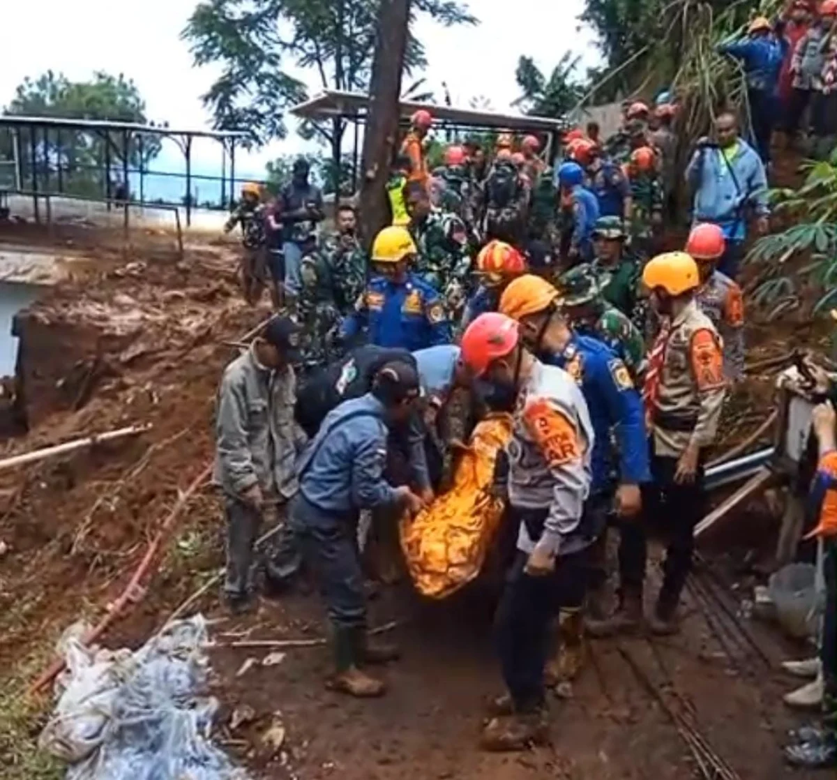 3 Korban Tewas Akibat Longsor di Puncak, Satu Orang Belum Ditemukan – jabarekspres.com