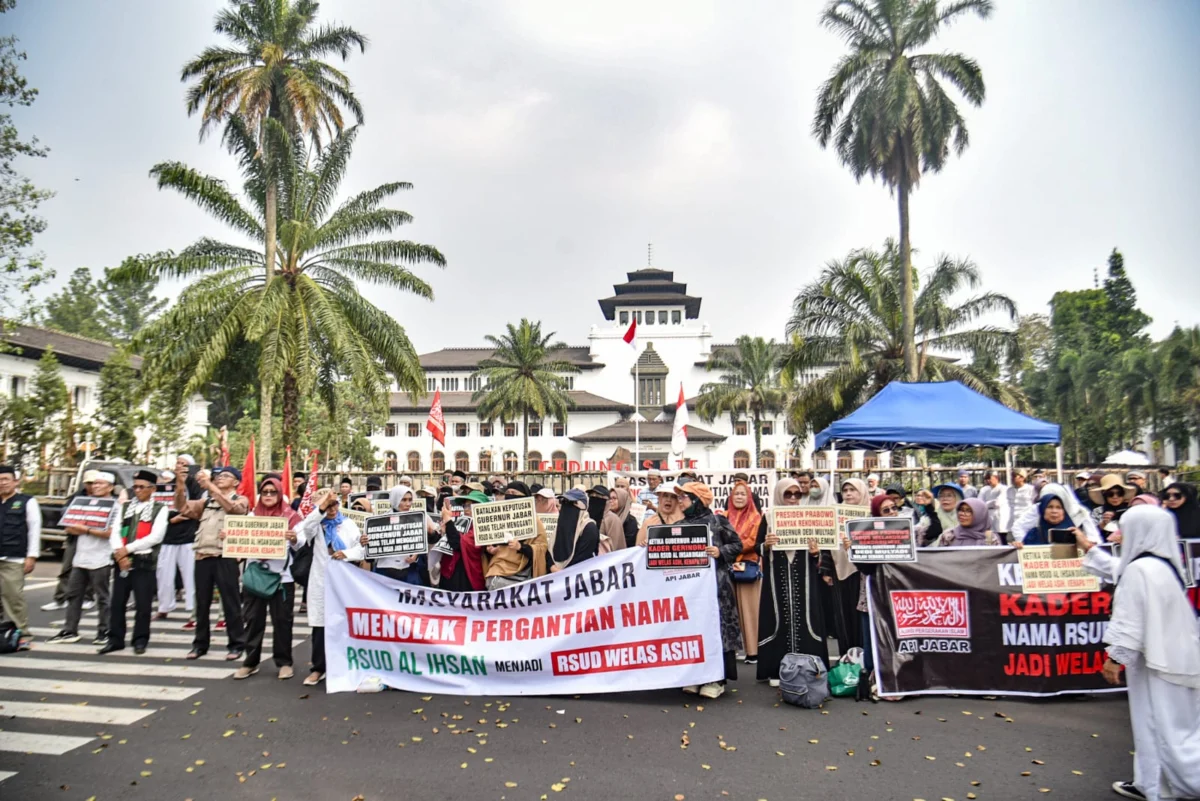 API Jabar Geruduk Gedung Sate, Tolak Pergantian Nama RSUD Al Ihsan ...