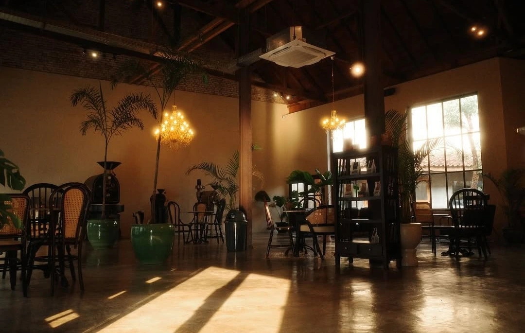 Mau Ngopi Asik Tapi Tetap Hemat? Ini 5 Kopi Kalcer di Bandung yang ...