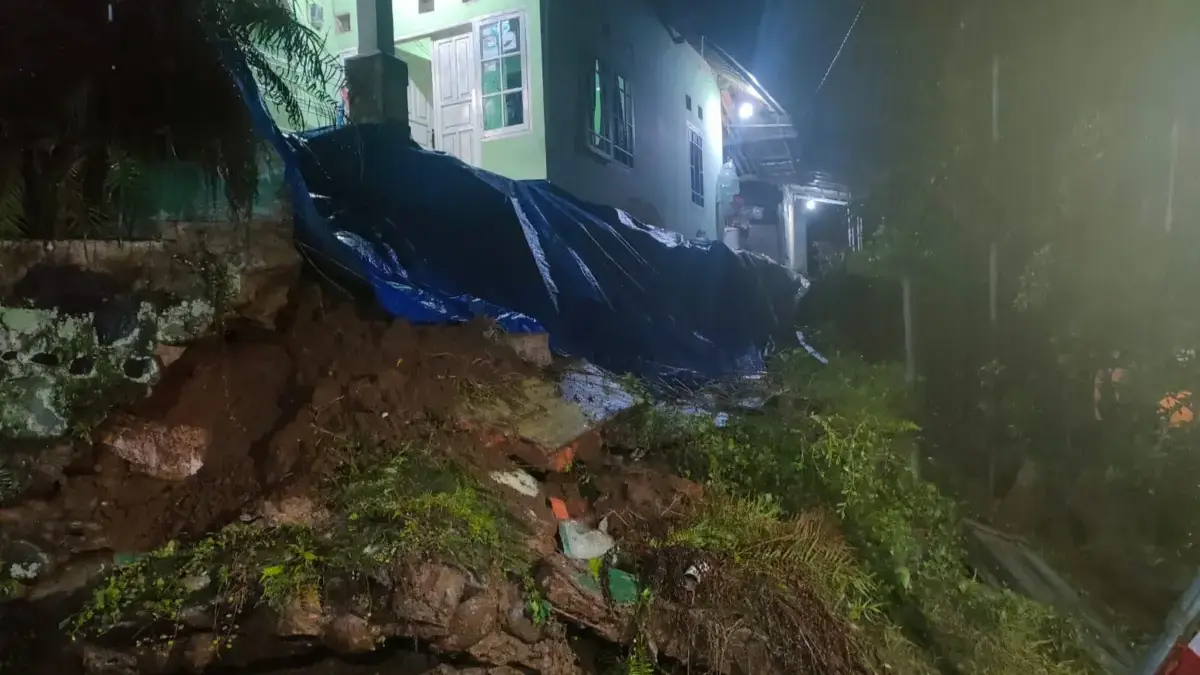 Hujan Deras Picu Longsor di Bubulak Bogor, Jalan Setapak Tertutup Material – jabarekspres.com