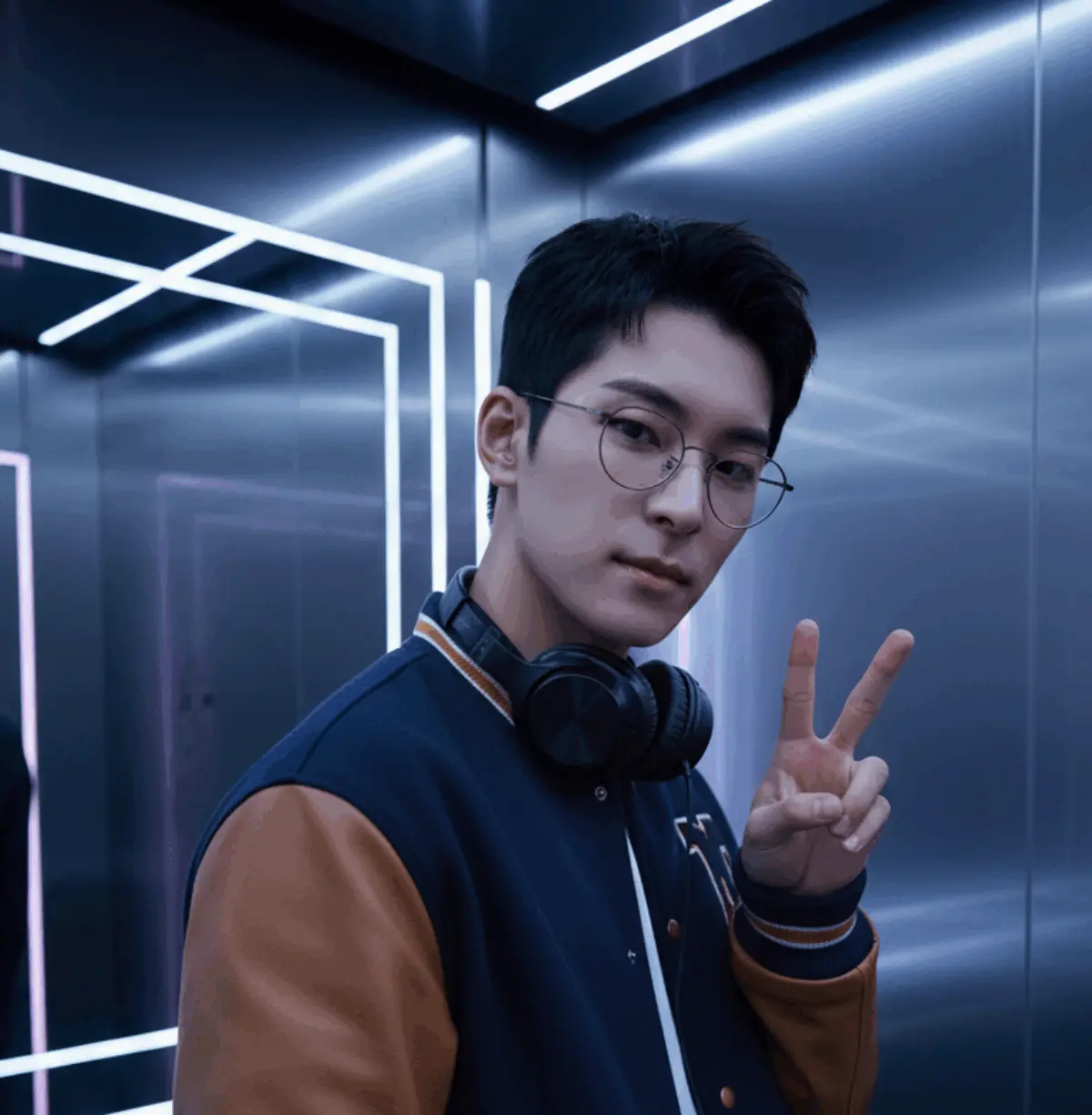 Cara Edit Foto AI Bergaya Cool dalam Lift yang Viral di Gemini yang ...