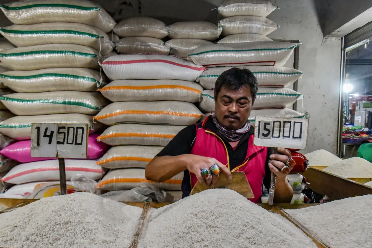 Pedagang Beras di Bandung Keluhkan Harga Naik Terus, SPHP Belum Turun ...