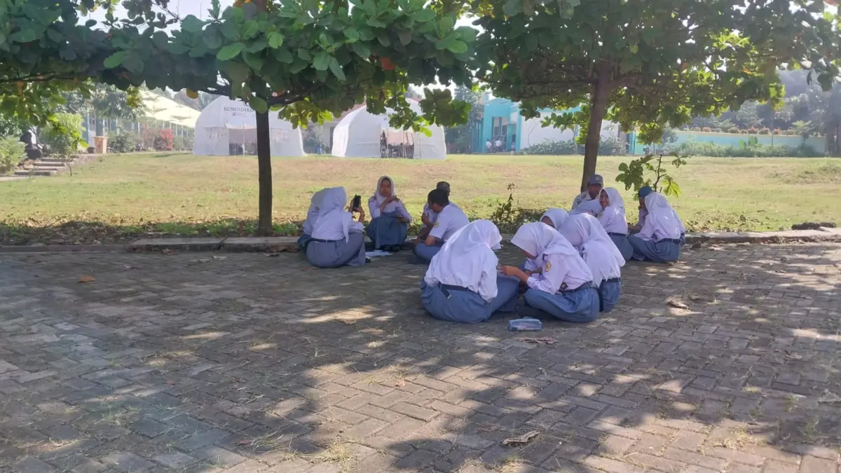 Atap Ambruk, Pelajar SMKN 1 Cileungsi Lanjutkan KBM di Luar Ruangan ...