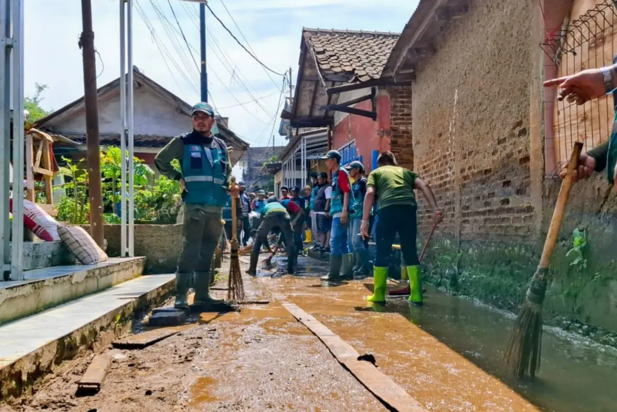 Warga Banjaran Wetan Mulai Bersihkan Rumah Usai Tergenang Banjir ...