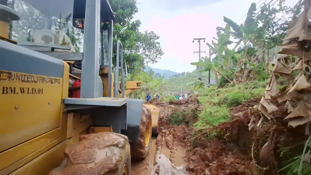 Longsor Tutup Akses Jalan di Cicalengka, Akses Roda Empat Terputus Sementara – jabarekspres.com