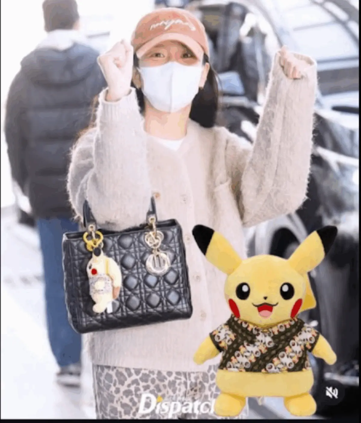 Boneka Pikachu Batik yang Dibawa Jisoo BLACKPINK Usai Konser Jakarta ...