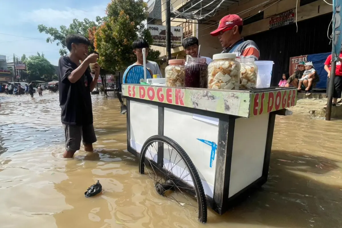 Cerita Syarifulloh, Pedagang Es Doger yang Tetap Berjuang di Tengah ...