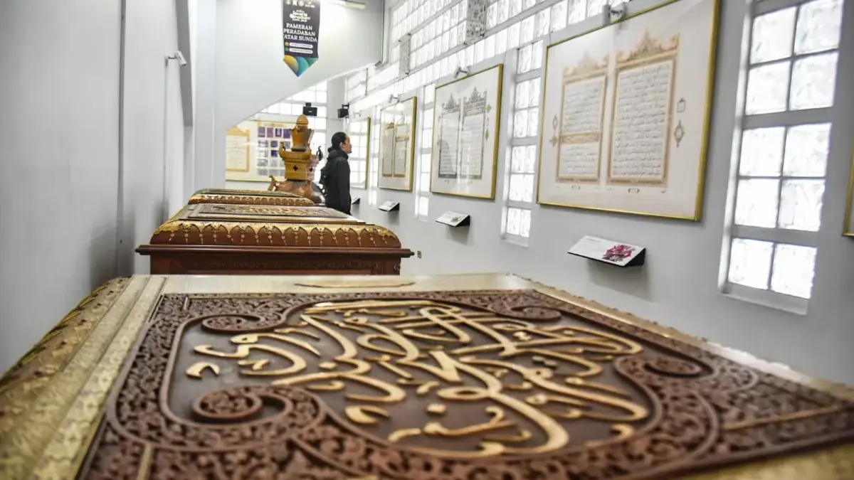 Menilik Galeri Mushaf Sundawi di Pusdai, Warisan Kaligrafi dan Ornamen ...
