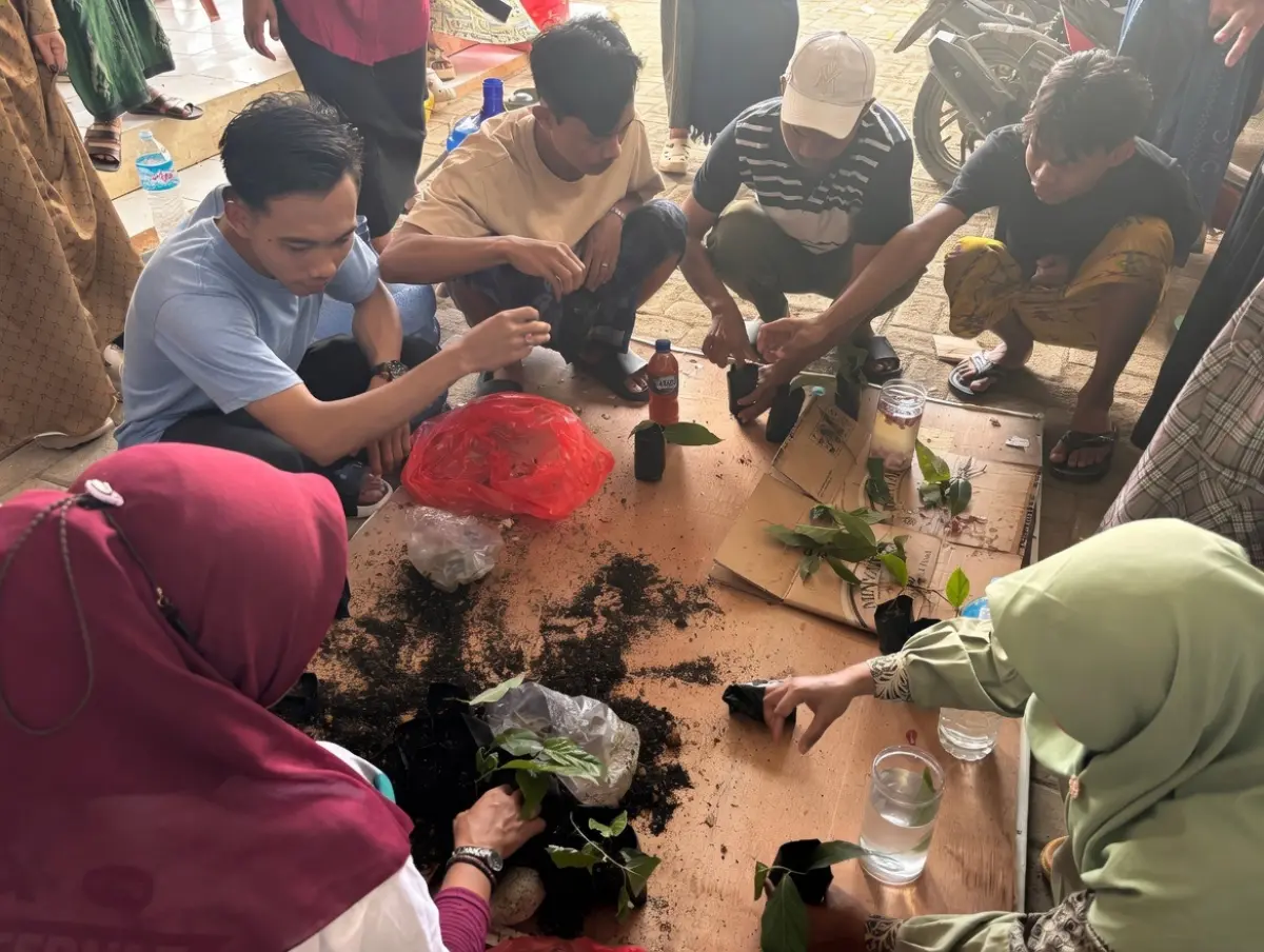 Pengabdian Masyarakat: SITH ITB Latih Warga Bangkes Kembangkan Cabai ...