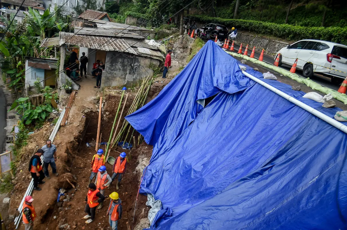 Tebing Penahan Tanah Sekitar 6 Meter di Dago Bengkok Longsor ...
