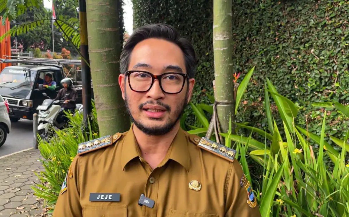 Viral Warga Bandung Barat Ditandu 500 Meter, Jeje Ritchie Janjikan ...