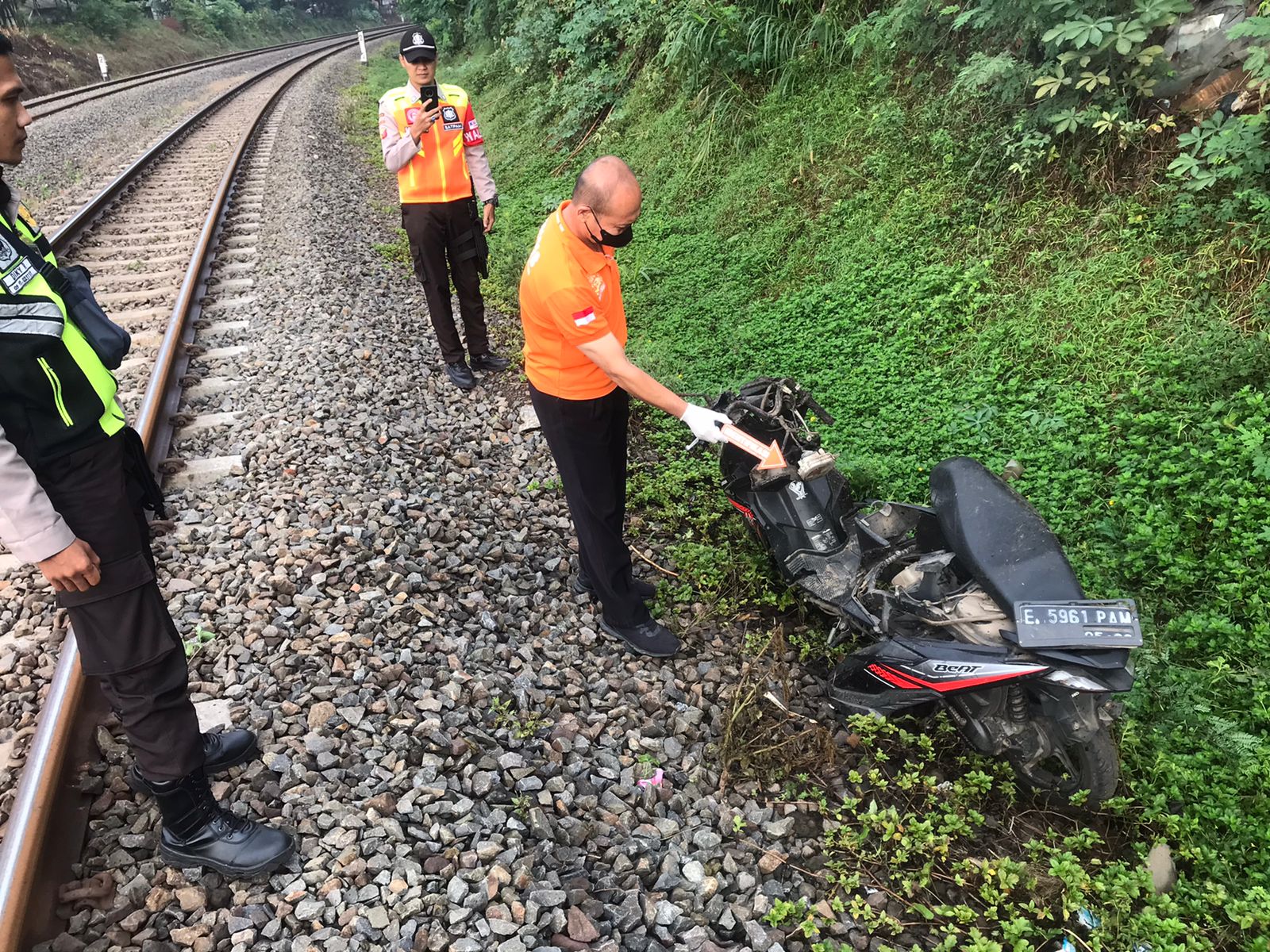 Sepeda Motor Tersenggol Kereta Api, Begini Kondisi Pengendaranya ...