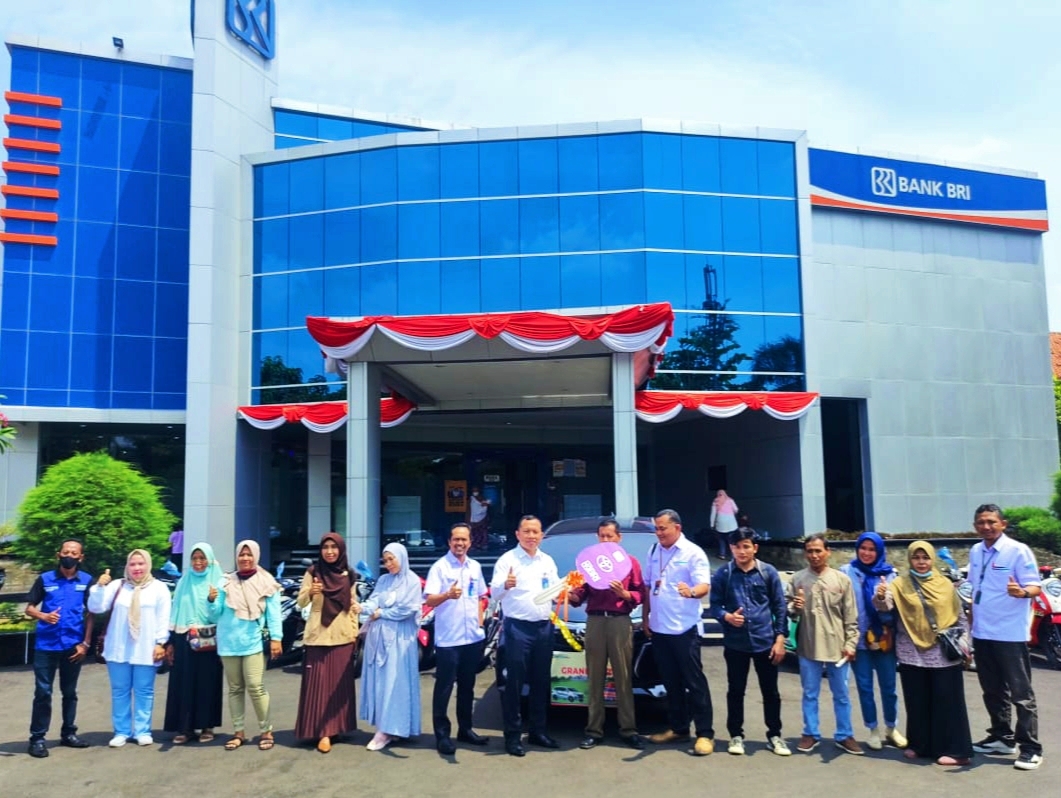Padli Nasabah BRI Unit Jatiluhur Dapat Grand Prize Mobil Avanza ...