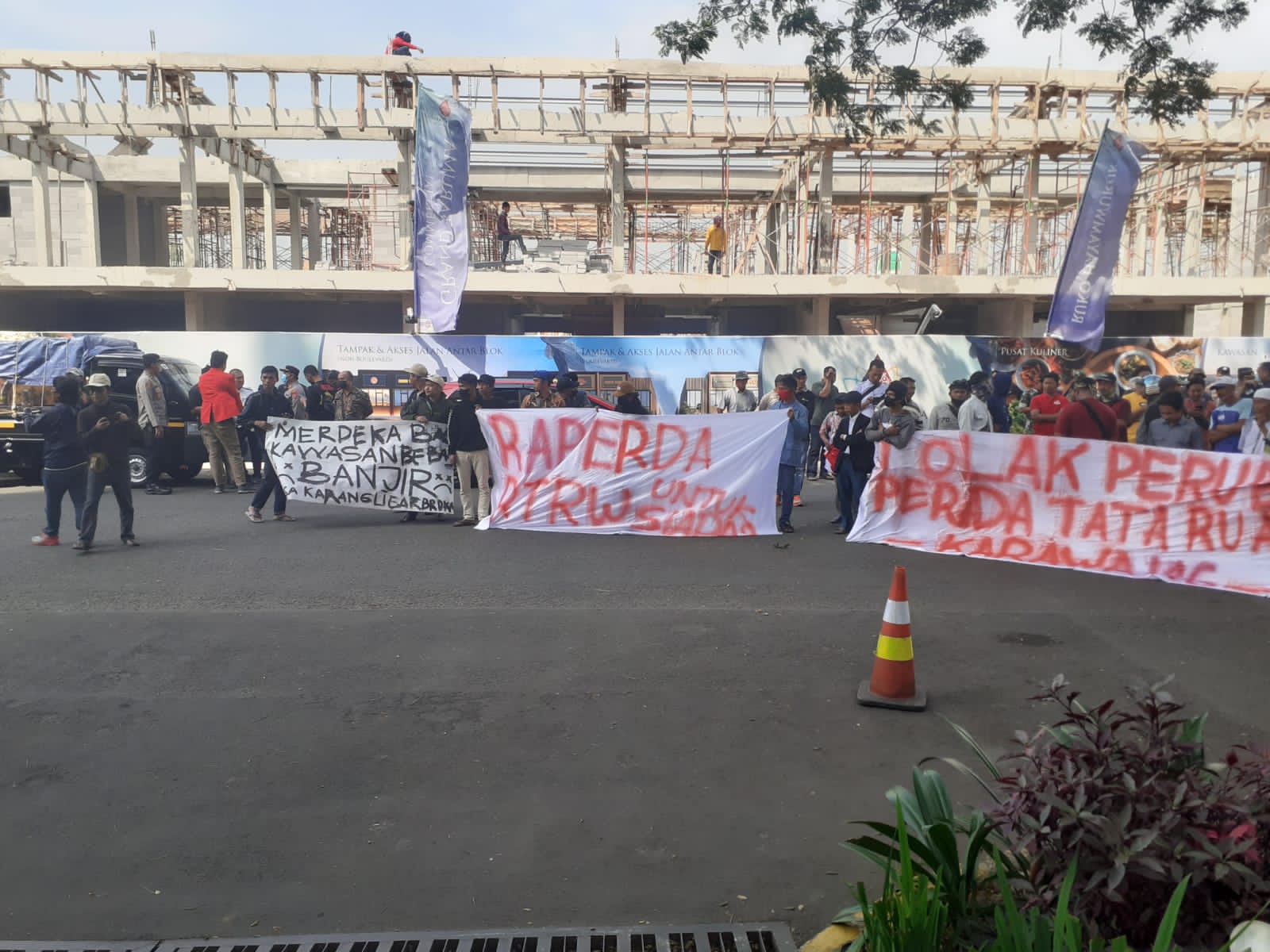 Aktivis dan Pendemo Kepung Pemkab dan DPRD Karawang, Bubarkan Rapat ...