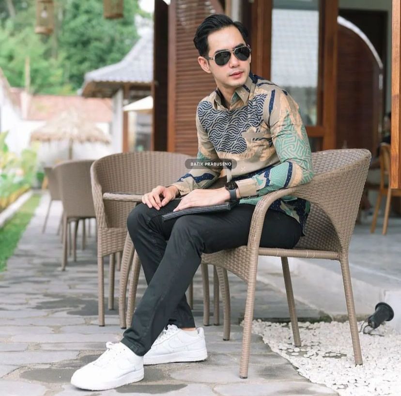 Inspirasi Outfit Batik Pria, Bikin Tampilanmu Terkesan Rapi dan Keren ...