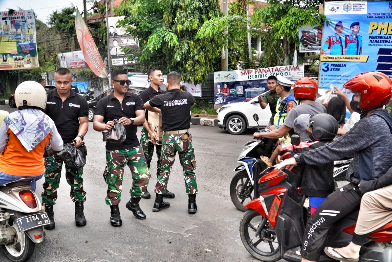 Aksi Berbagi Anggota TNI Trabas Yonif 312/Kala Hitam, Cara Dekatkan ...