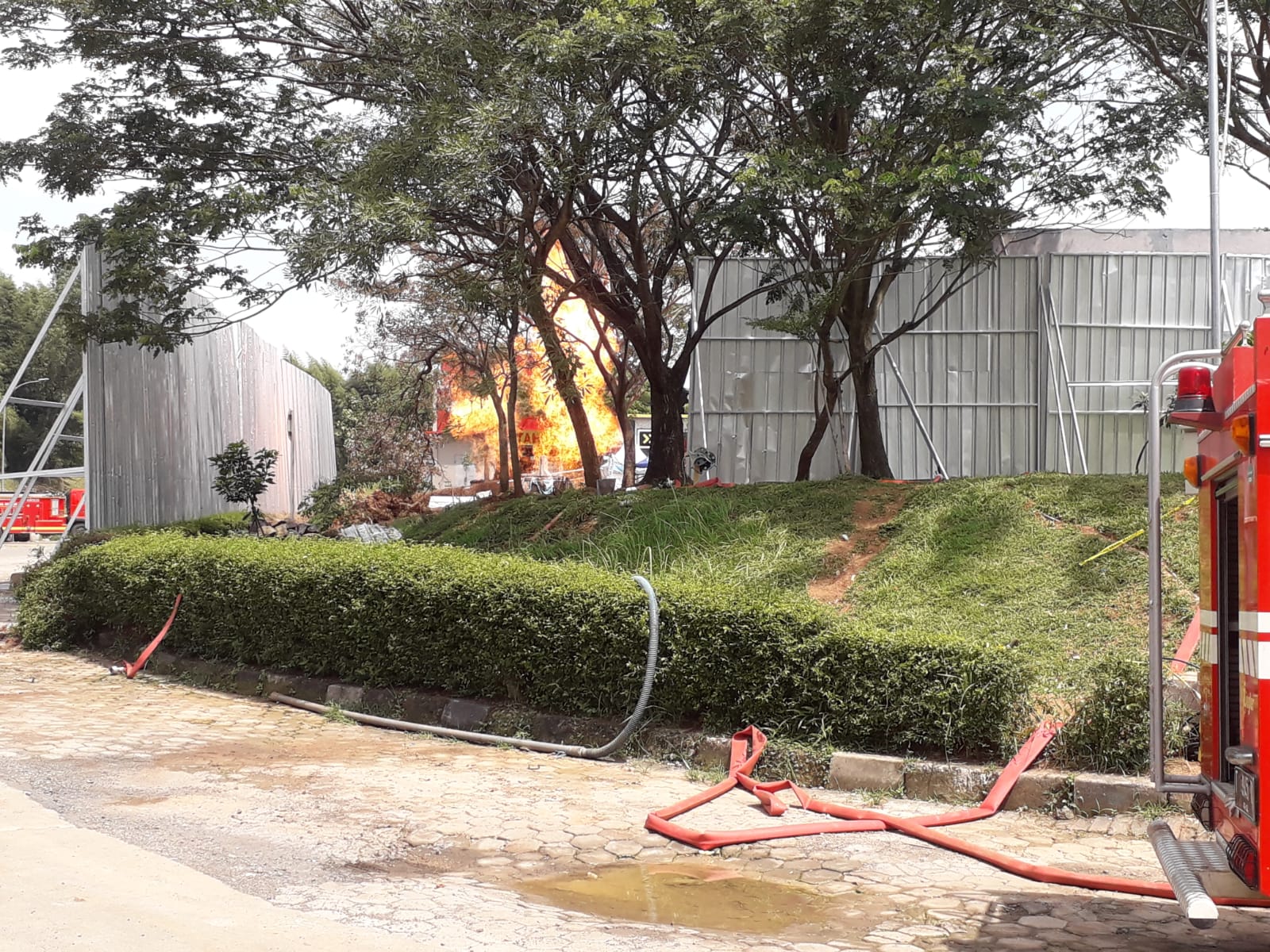 Sudah Tiga Hari Semburan Api di Rest Area KM 86B Tol Cipali Belum Padam ...