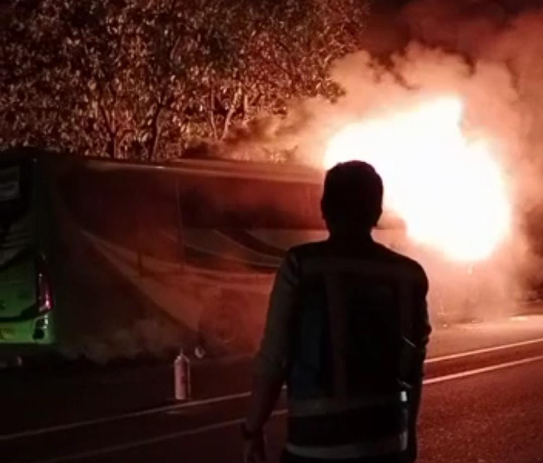 Bus Karunia Bakti Terbakar di Purwakarta, Diduga Dibakar Orang Tak ...