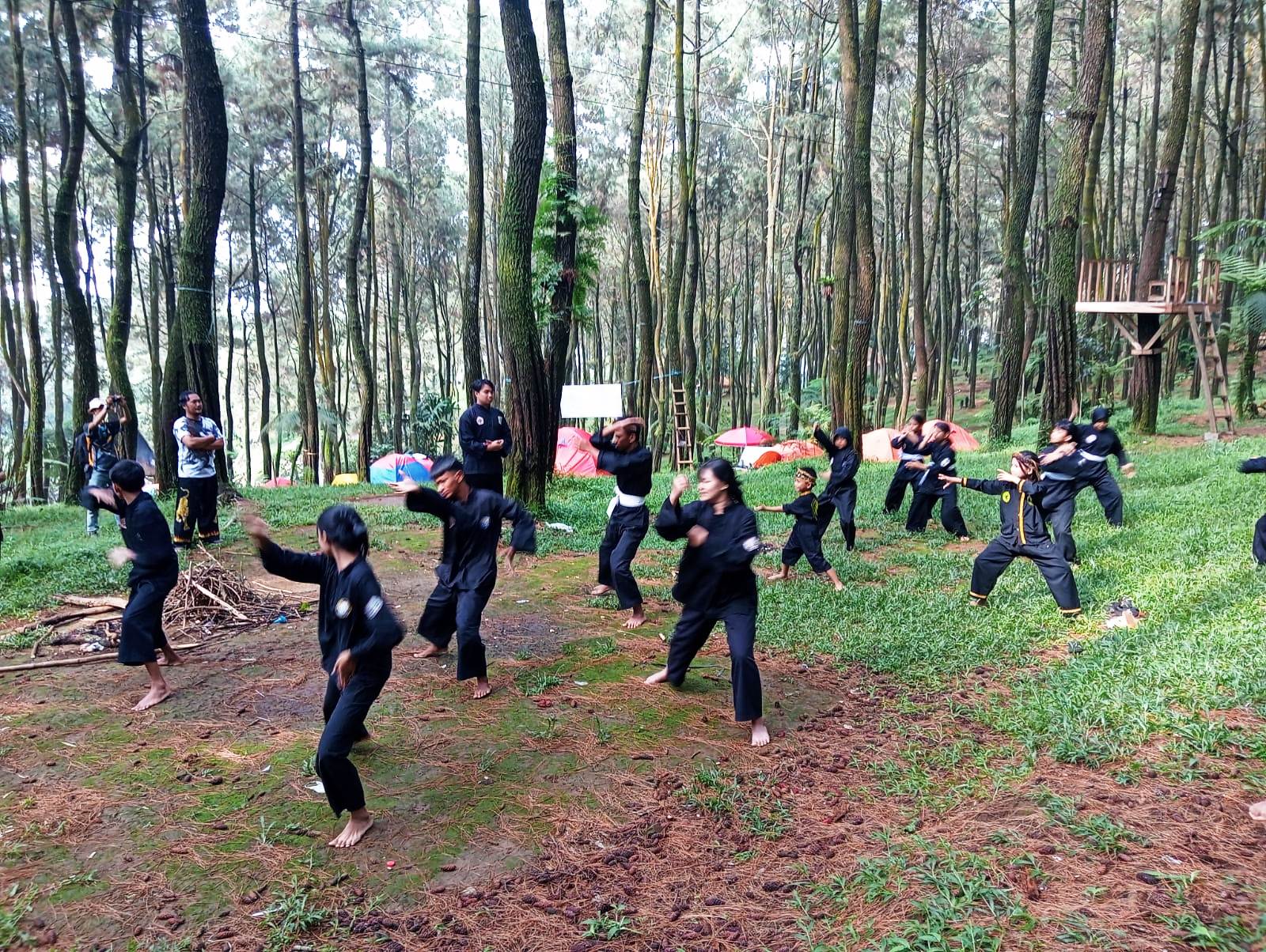 Lugay Kancana Purwakarta Gembleng Puluhan Kesatria di Hutan Pinus ...