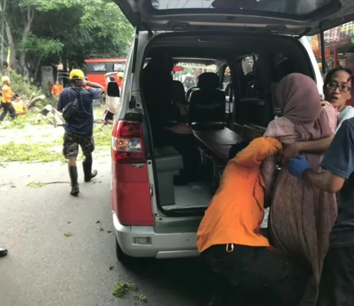 Tak Ada Hujan Tak Ada Angin, Pohon Tumbang Kembali Terjadi di S Parman Subang, 2 Orang Luka-luka ...