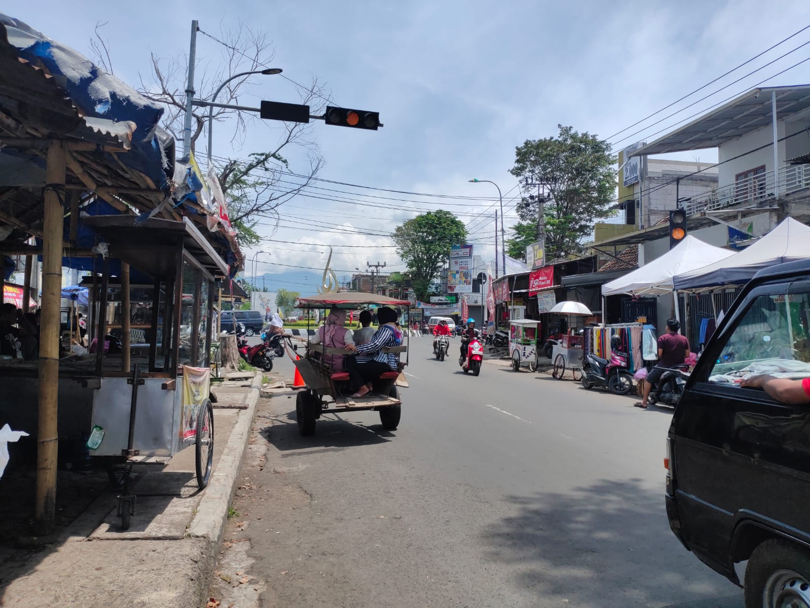 Lampu Rambu Lalu Lintas di Dekat Bunderan Suci Hanya Dioperasikan Warna ...