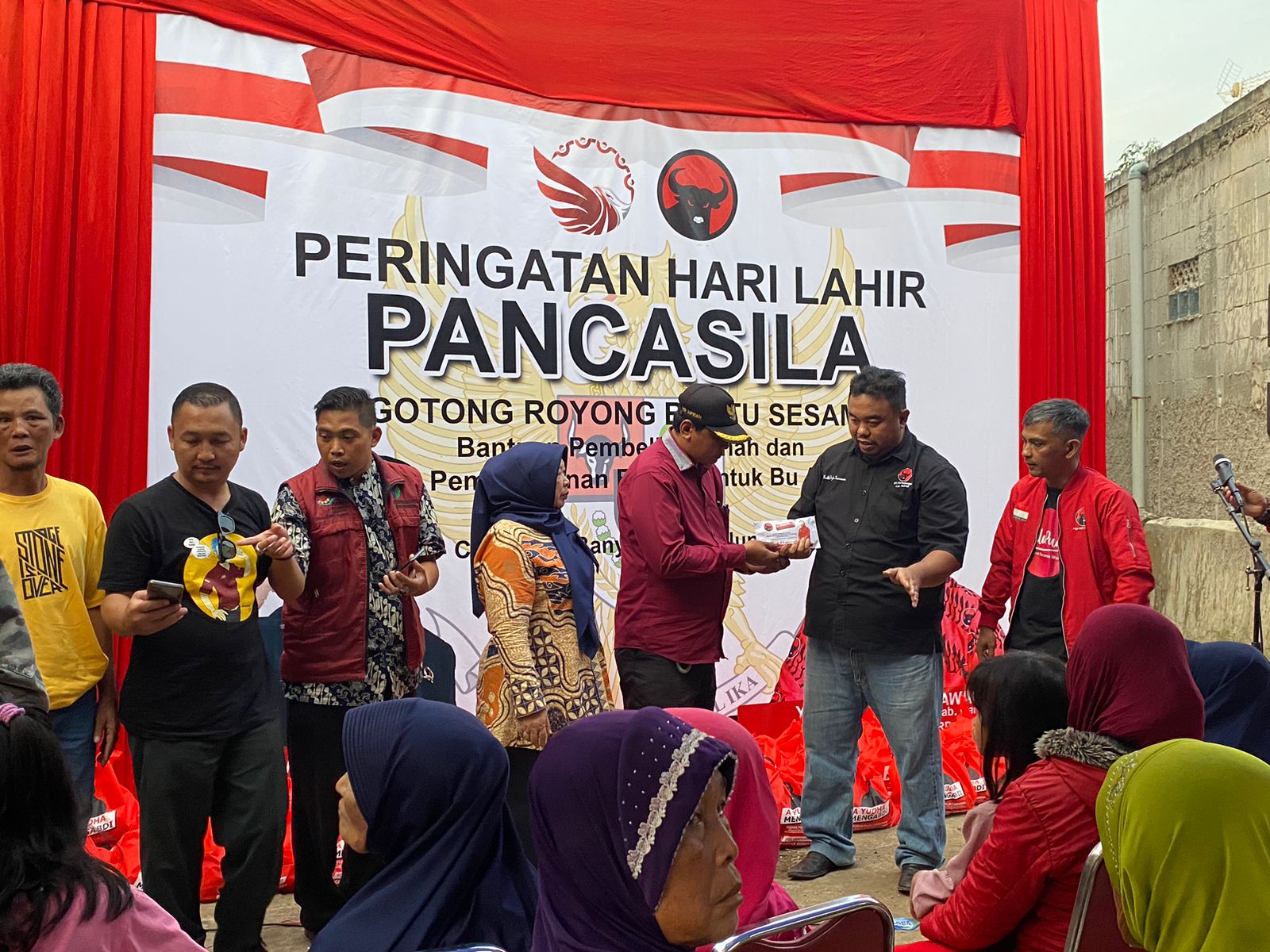 Ketua DPC PDI Perjuangan Garut Bantu Ati Beli Tanah, Janda Dhuafa Itu ...