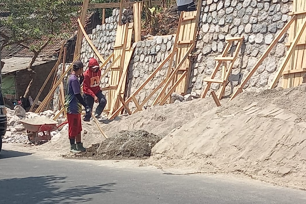 Pembangunan TPT Jalan Desa Keresek Akhirnya Berjalan Kembali, Begini ...
