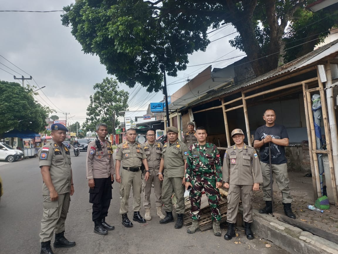 PKL dan Bangunan Liar di Simpang Lima Ditertibkan Satpol PP Garut, Akan ... PKL dan Bangunan Liar di Simpang Lima Ditertibkan Satpol PP Garut, Akan ...