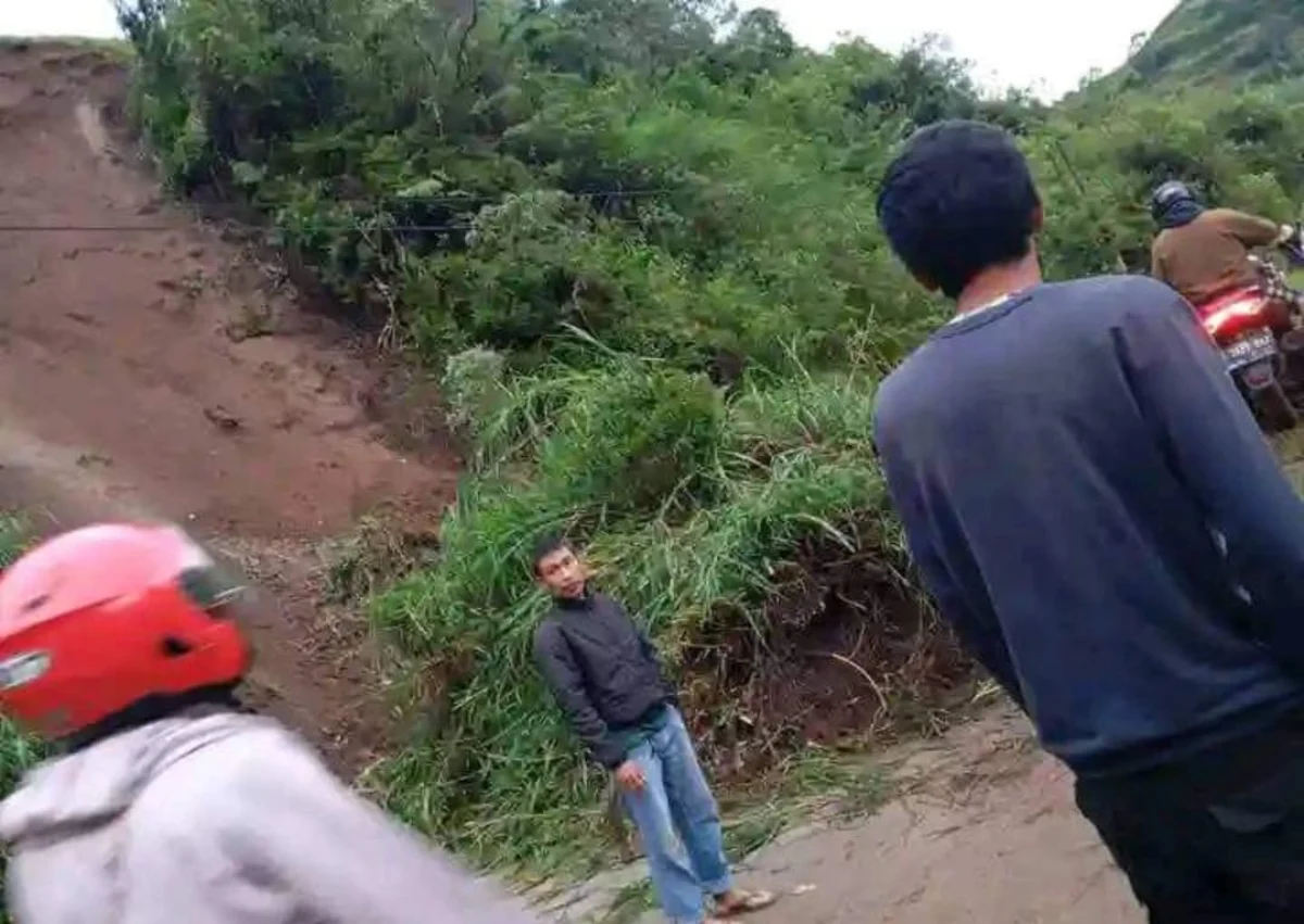 Hujan Deras Mengguyur Garut, Akses Jalan Alternatif Garut-Tasik Tertutup Longsor – Radar Garut