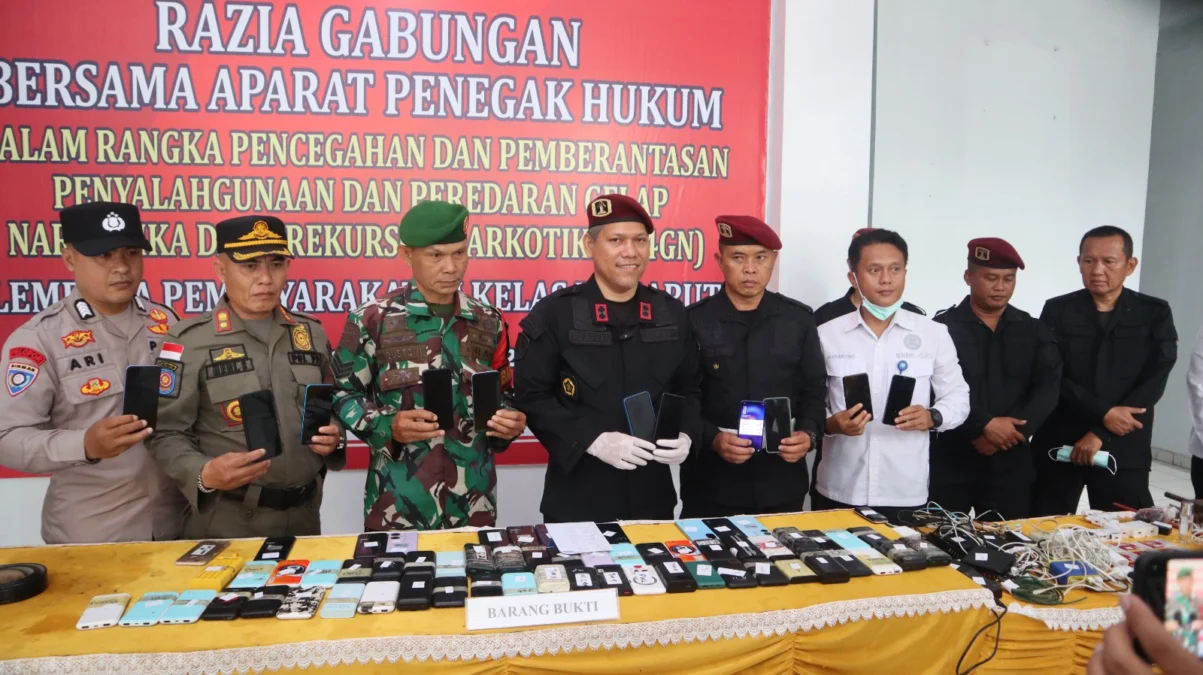 Lapas Garut Sita HP dan Benda Terlarang Lainnya, dalam Razia Gabungan Bersama APH – Radar Garut