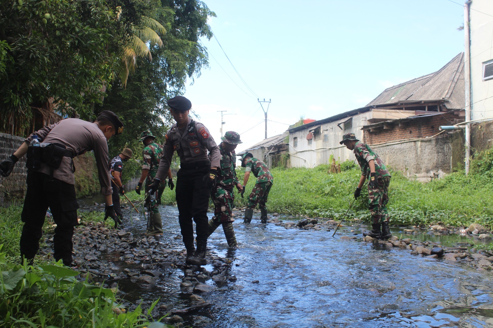 Antisipasi Banjir, TNI Bersih-bersih Sungai Cipalabuhan – Sukabumi Ekspres