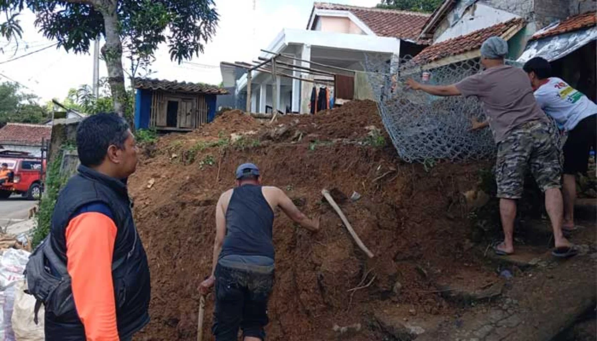 BPBD Pasang Bronjong di Lokasi Longsor – Sukabumi Ekspres