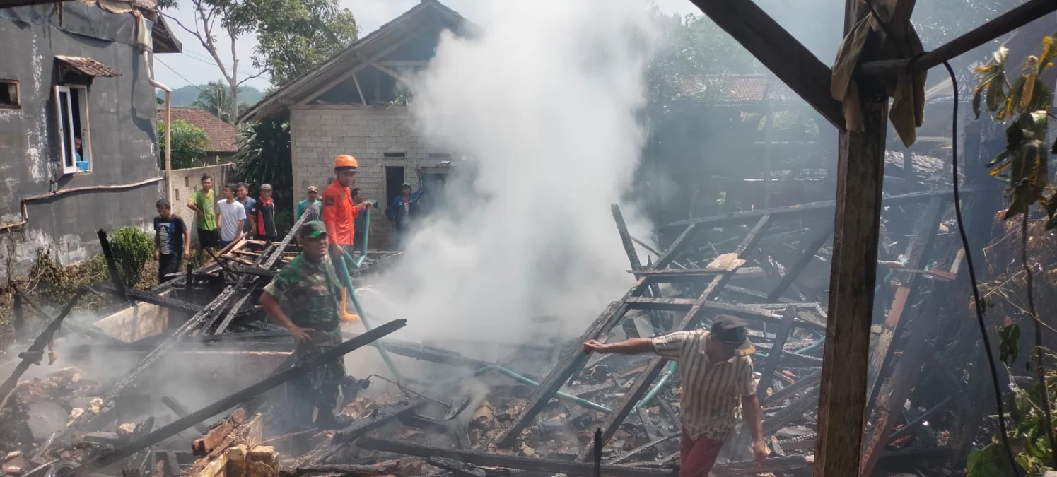 Rumah Nanang di Gegerbitung Ludes Terbakar – Sukabumi Ekspres