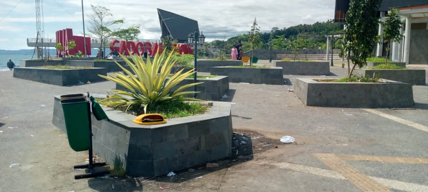 Disperkim Bersihkan Sampah Alun-alun Gadobangkong Pasca Libur Nataru – Sukabumi Ekspres