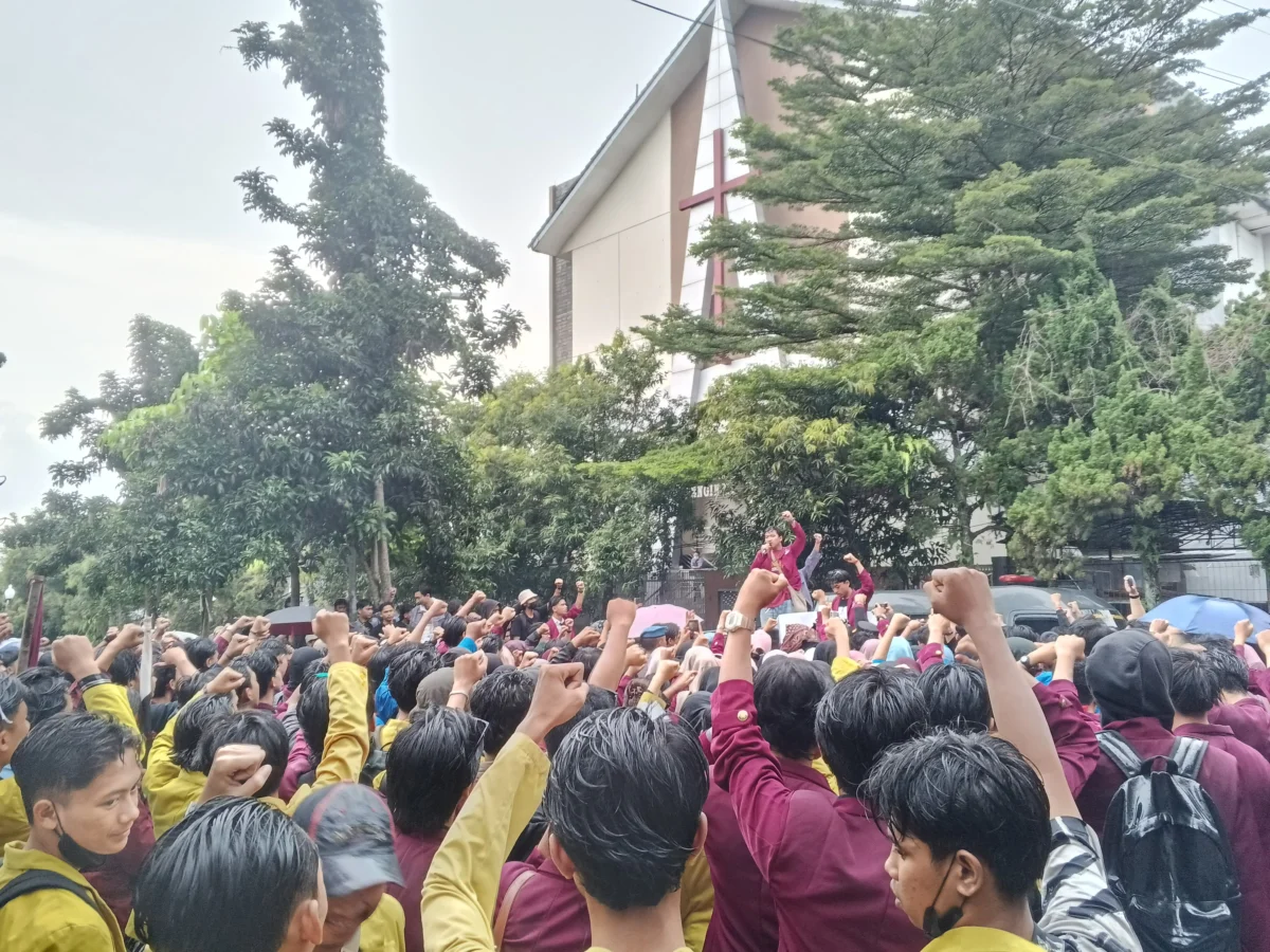 Demo 'Indonesia Gelap', Ratusan Mahasiswa Sukabumi Turun ke Jalan – Sukabumi Ekspres