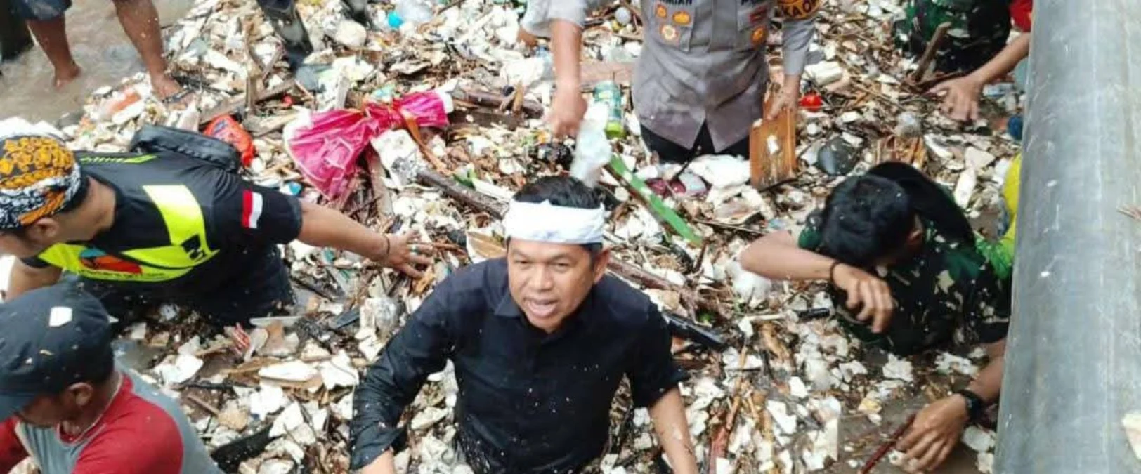 Gubernur Inisiasi Bersihkan Sampah di Sungai Cipalabuhan – Sukabumi Ekspres