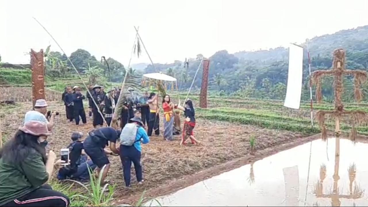 Fotografer Jepang Tertarik Budaya Sunda – Sumedang Ekspres