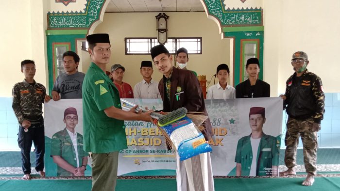 Bersih-Bersih 88 Masjid Warnai Harlah ke-88 GP Ansor – Sumedang Ekspres