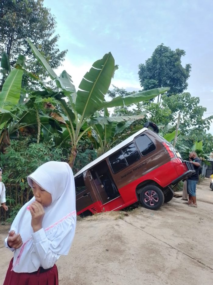 Tekor, Angkot Nyungseb Saat Berbalik Arah – Sumedang Ekspres