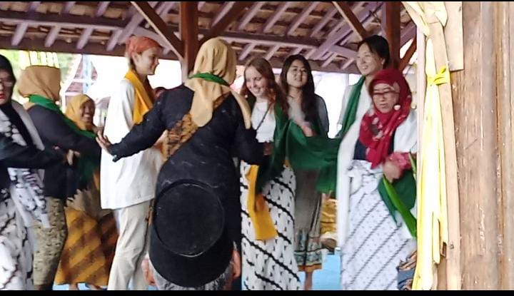 Turis Mancanegara Tonton Adat Ngalaksa – Sumedang Ekspres