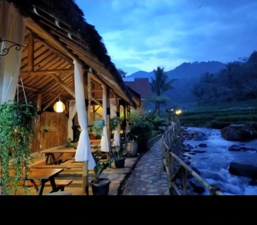 Villa Puteri River Inn Sumedang, Konsep Saung Tradisional Sunda Asri ...