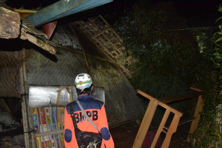 Tertimpa Rumpun Bambu, Satu Rumah Rusak Berat – Sumedang Ekspres