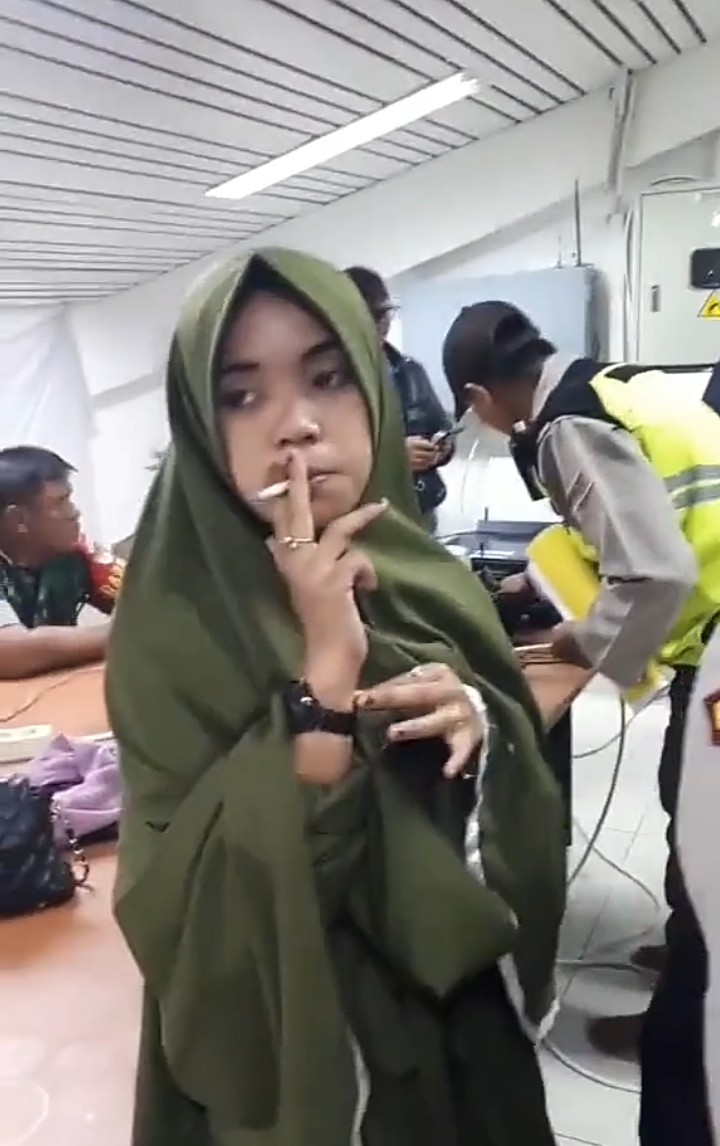 Viral! Pencopet di Masjid Al Jabbar Nyamar Jadi Ukhti dan Saat Ditangkap Malah Santai Merokok ...