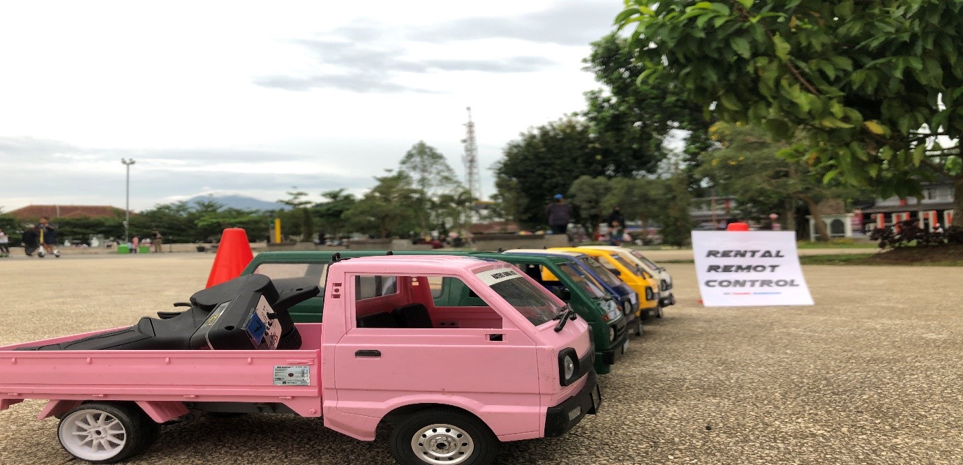Penyewaan Mobil Rc Yang Uunik Di Alun Alun Kota Sumedang – Sumedang Ekspres