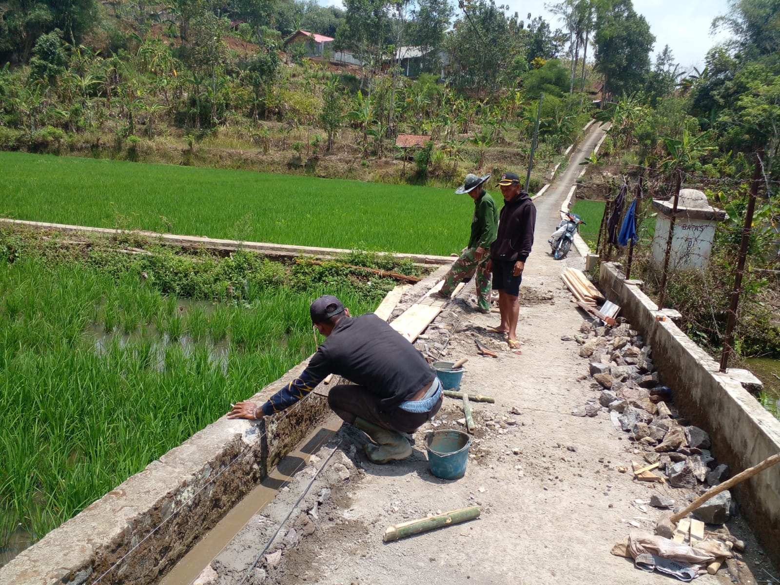 Realisasikan Anggaran, Kebonjati Bangun Jalan dan TPT – Sumedang Ekspres