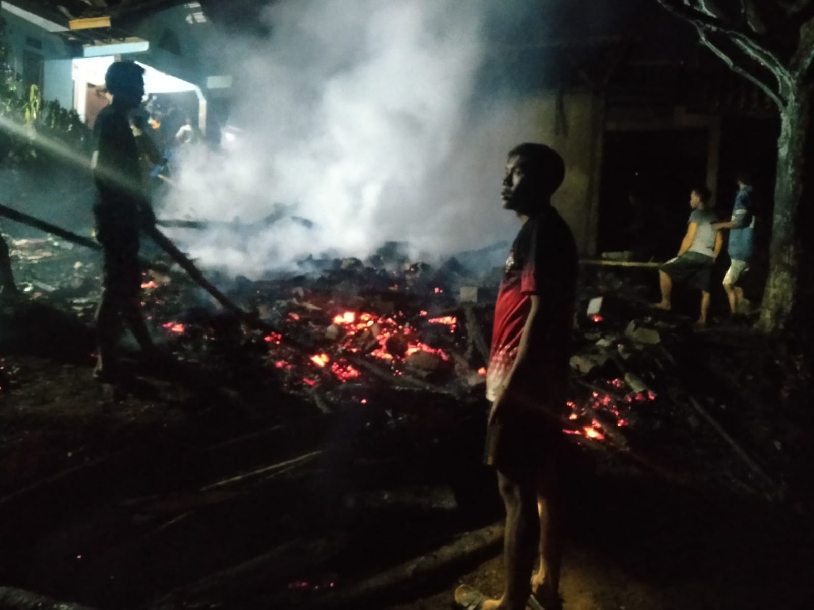 Api Tungku Hanguskan Dua Rumah – Sumedang Ekspres