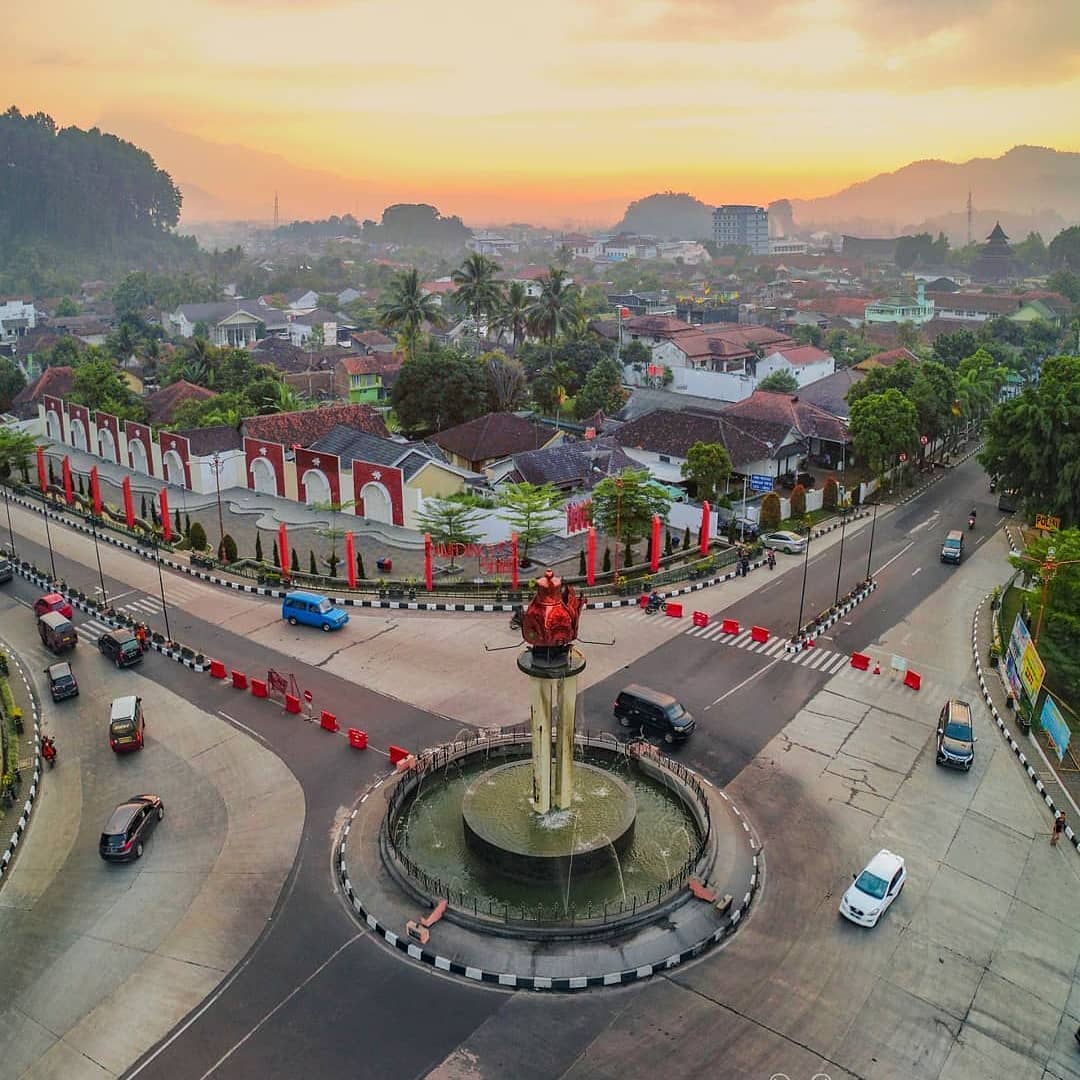 Semua Ini Tentang Mahkota Binokasih yang Ada di Bunderan Polres Lama ...