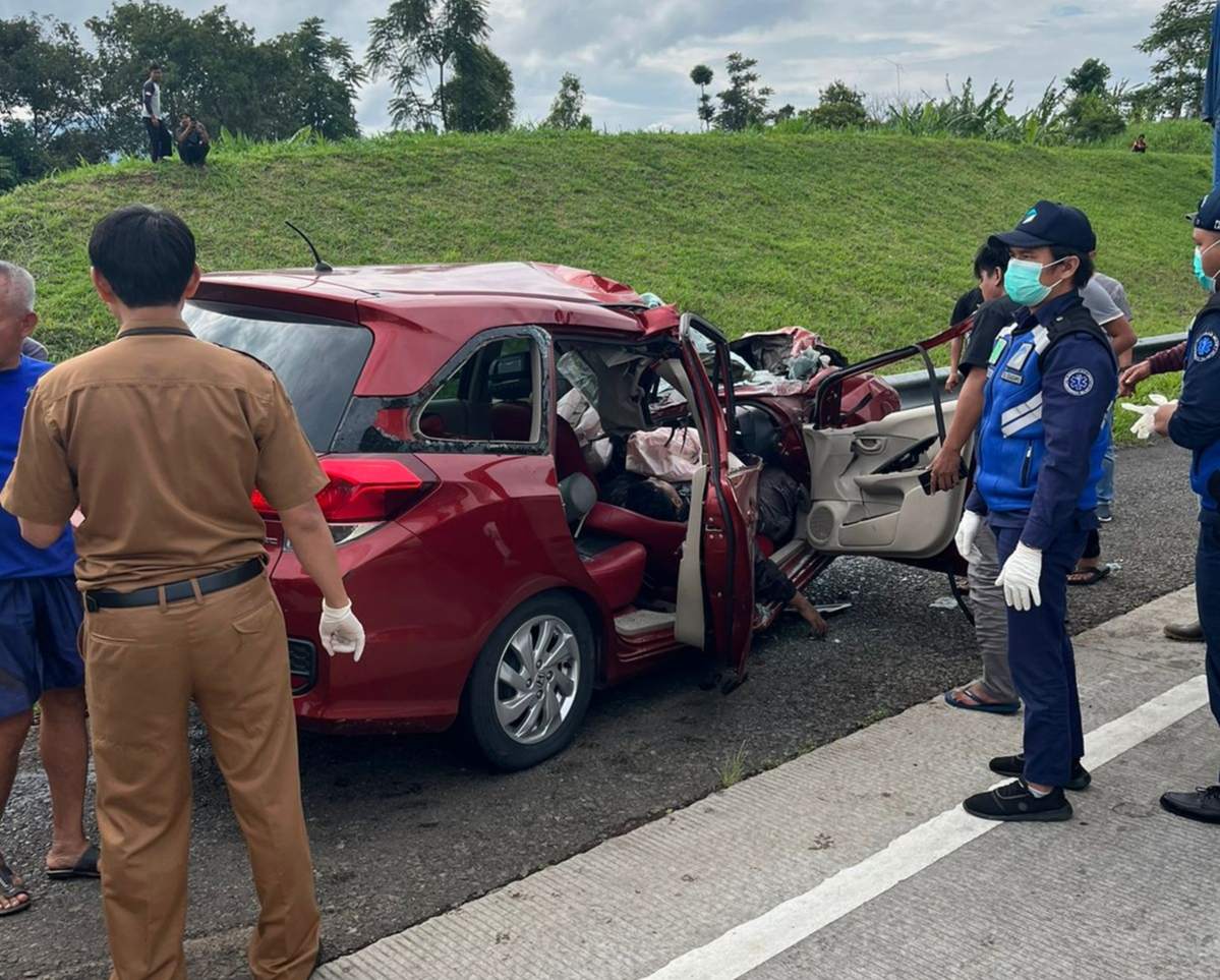 Kecelakaan di Tol Cisumdawu : Mobilio Hantam Dump Truk Batu Bara ...